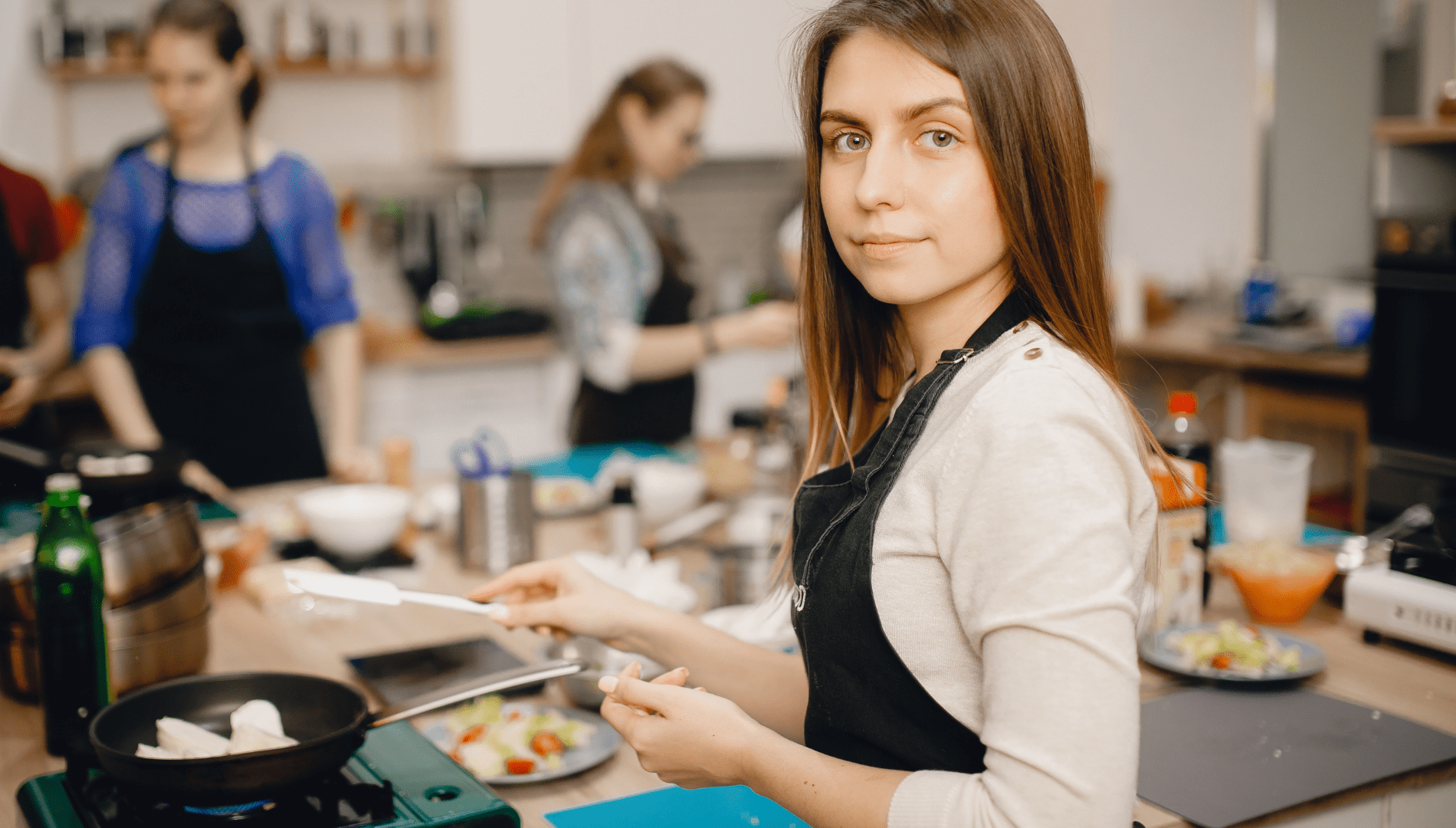 Team Cooking: 5 idee di team building ai fornelli! • Showgroup - Ready ...