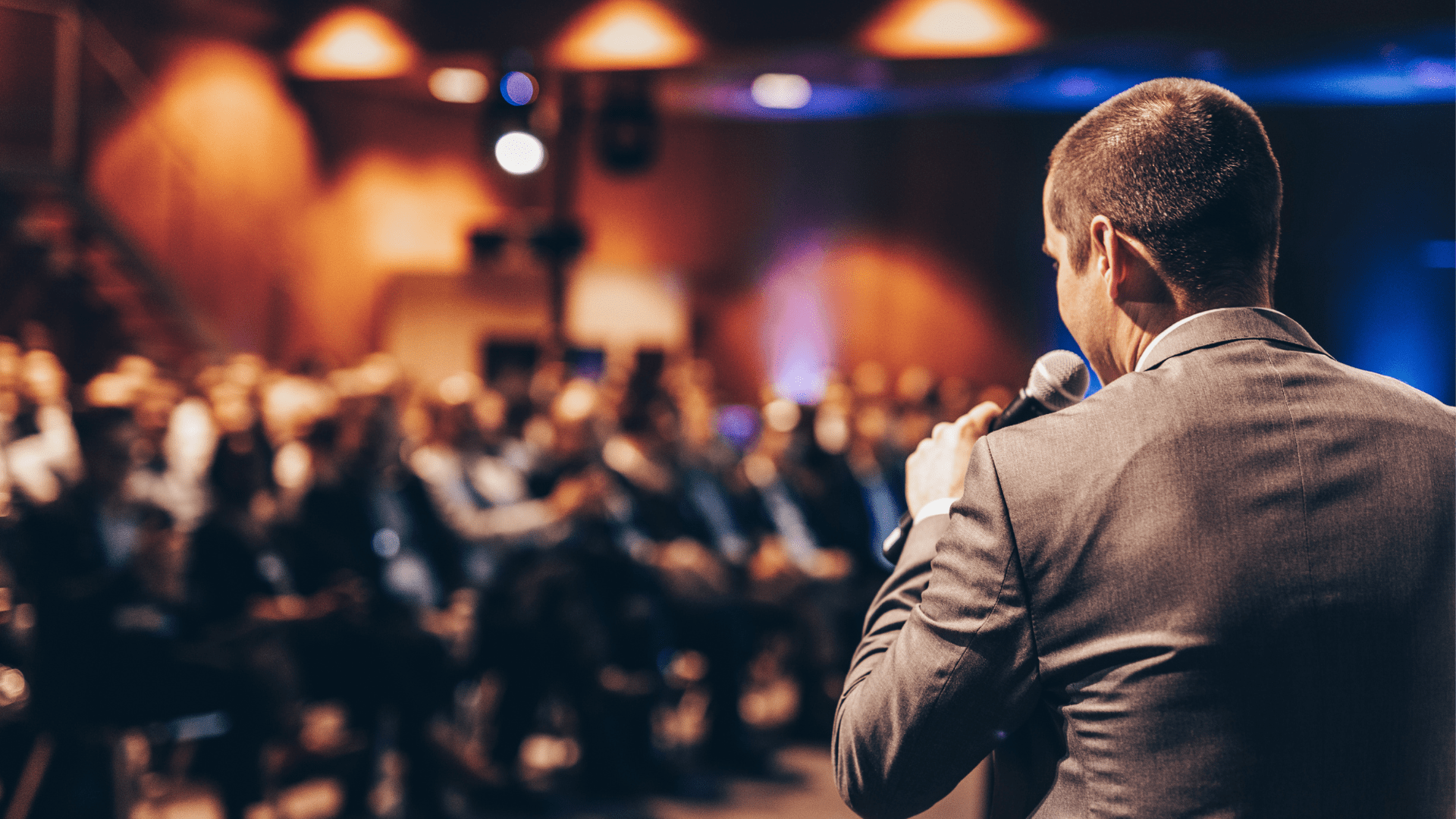 Moderatore per eventi: chi è, cosa fa e costi • Showgroup - Ready to be ...
