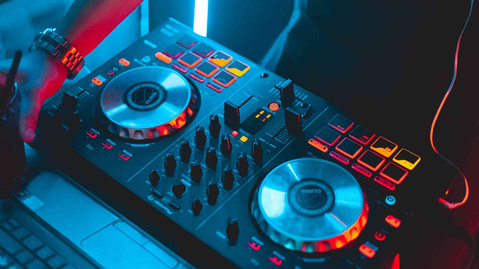 Le migliori playlist estive che ogni DJ dovrebbe avere nel suo repertorio