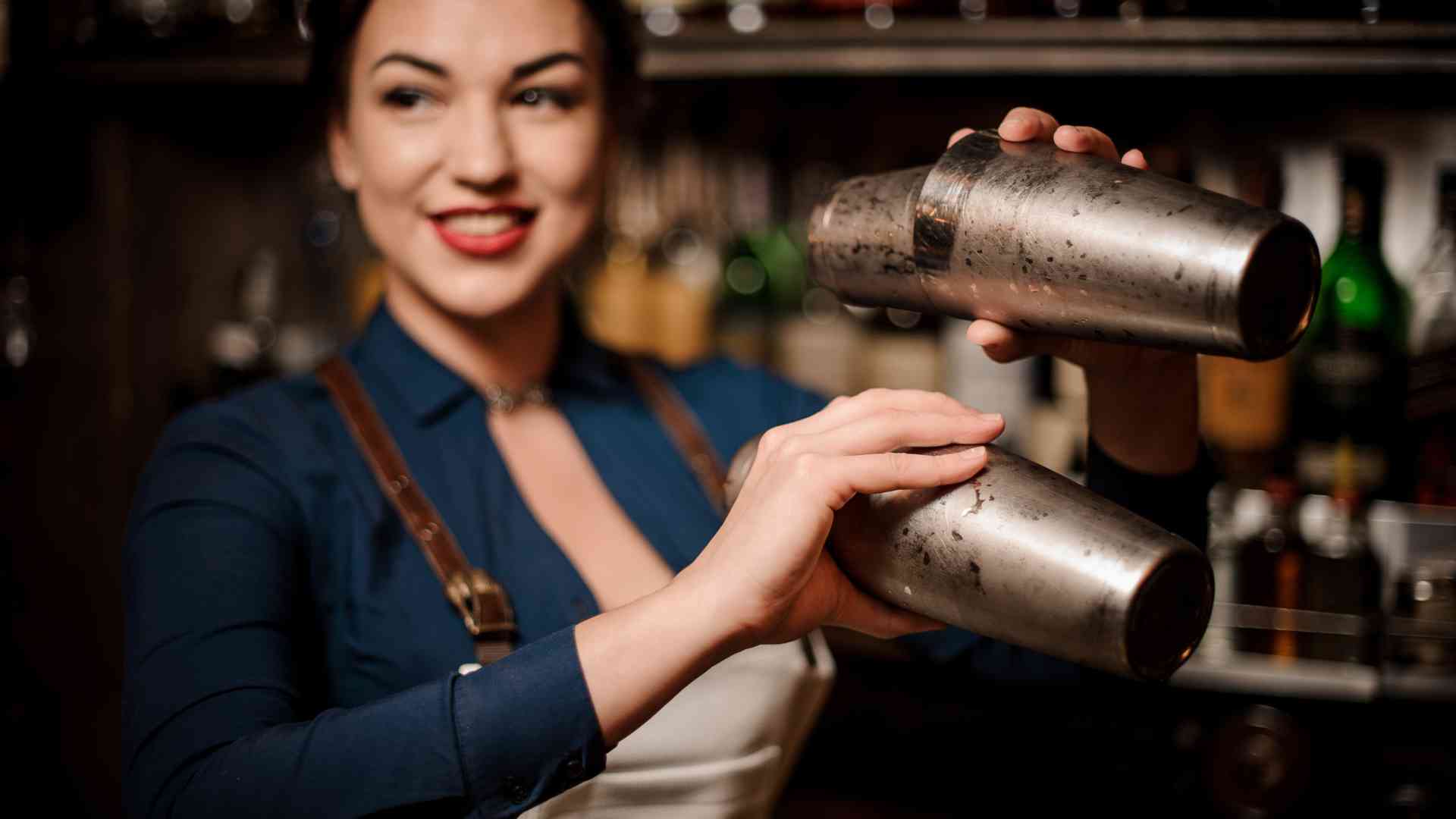 Barman per feste private: chi è, cosa fa, quanto costa e come contattarlo